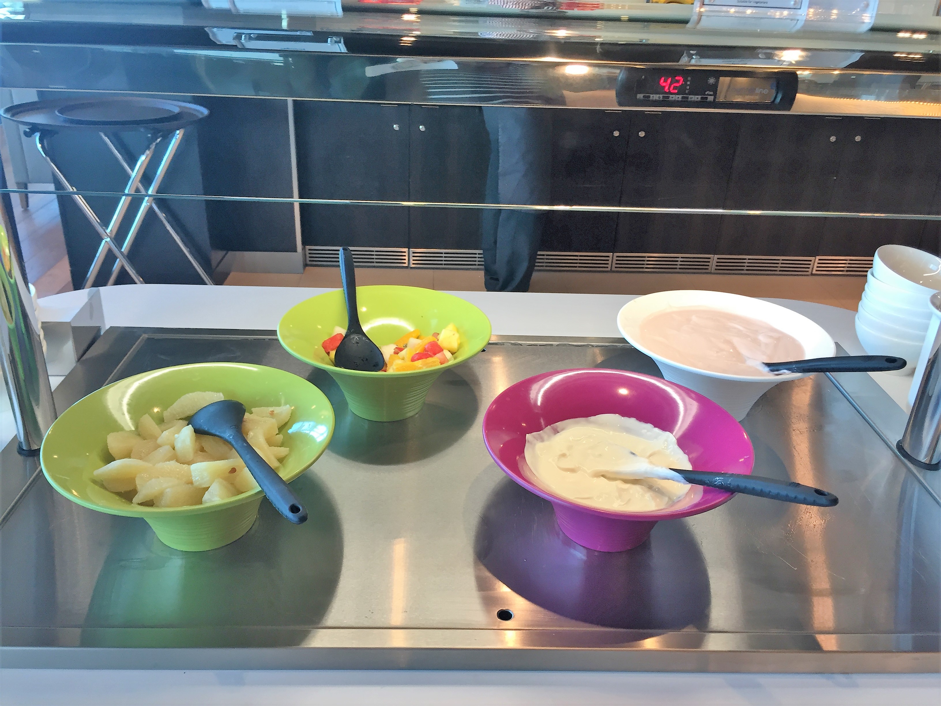 BA Gatwick South new Club lounge review - Turning left for less