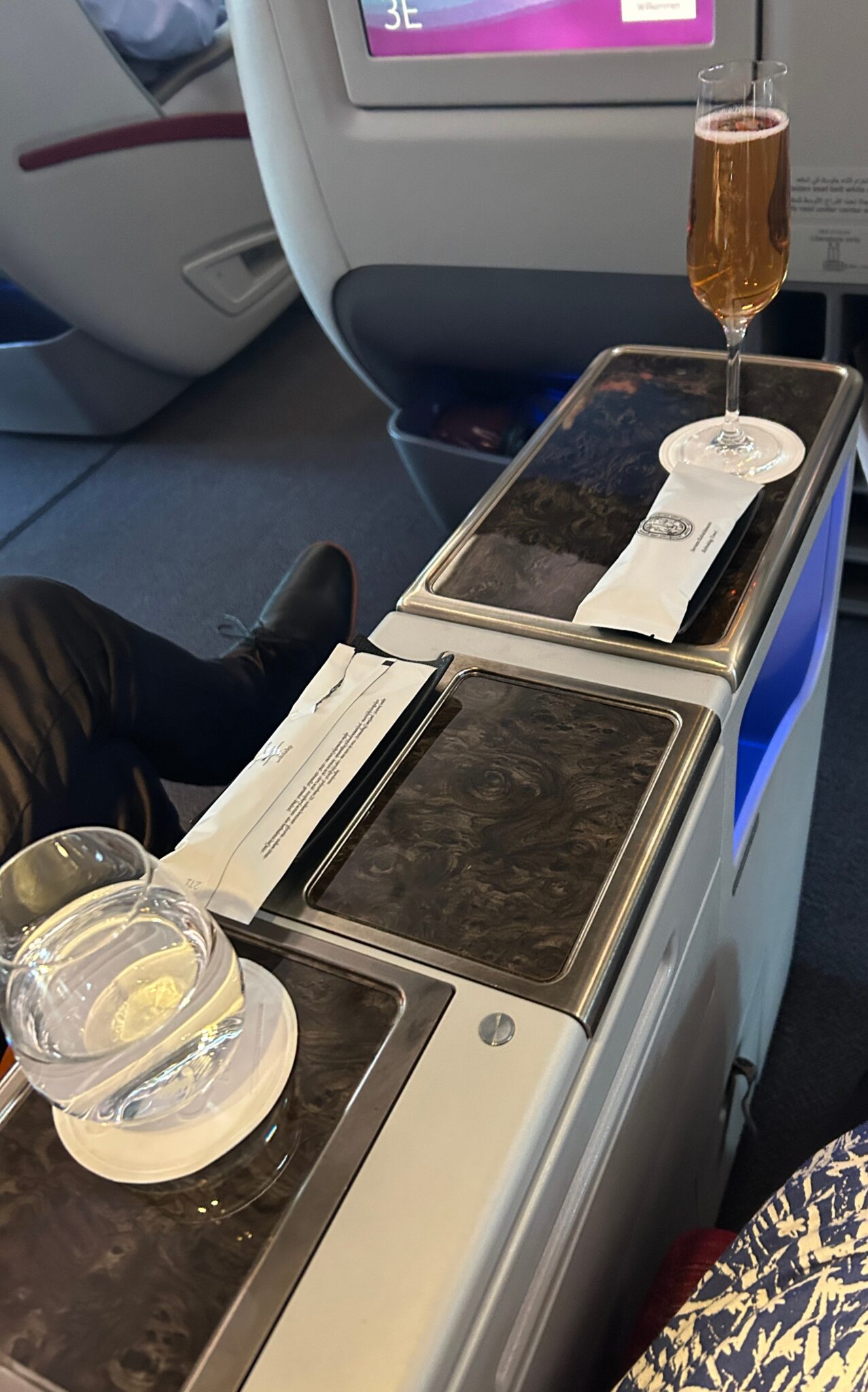 Qatar Airways old B777 2-2-2 seats business class review - the dinosaur ...