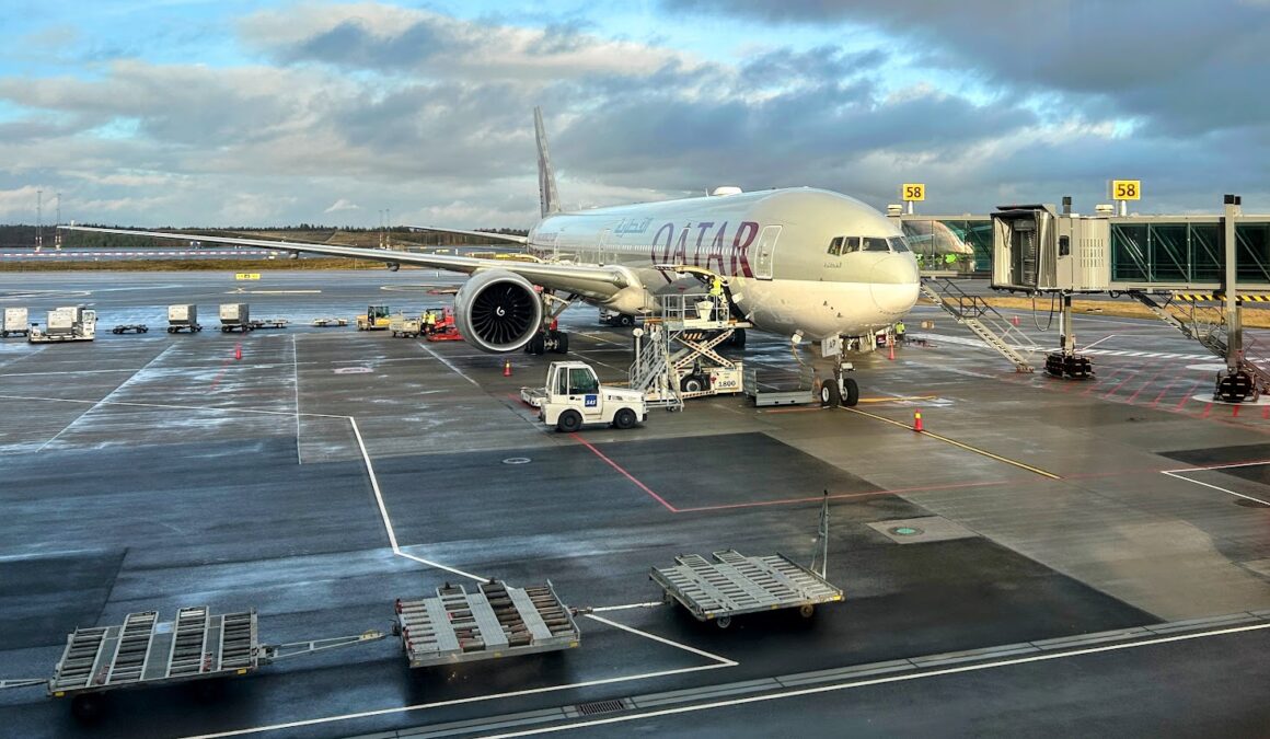 Qatar Airways old B777 2-2-2 seats business class review - the dinosaur ...
