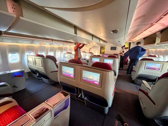 Qatar Airways old B777 2-2-2 seats business class review - the dinosaur of the fleet - Turning ...