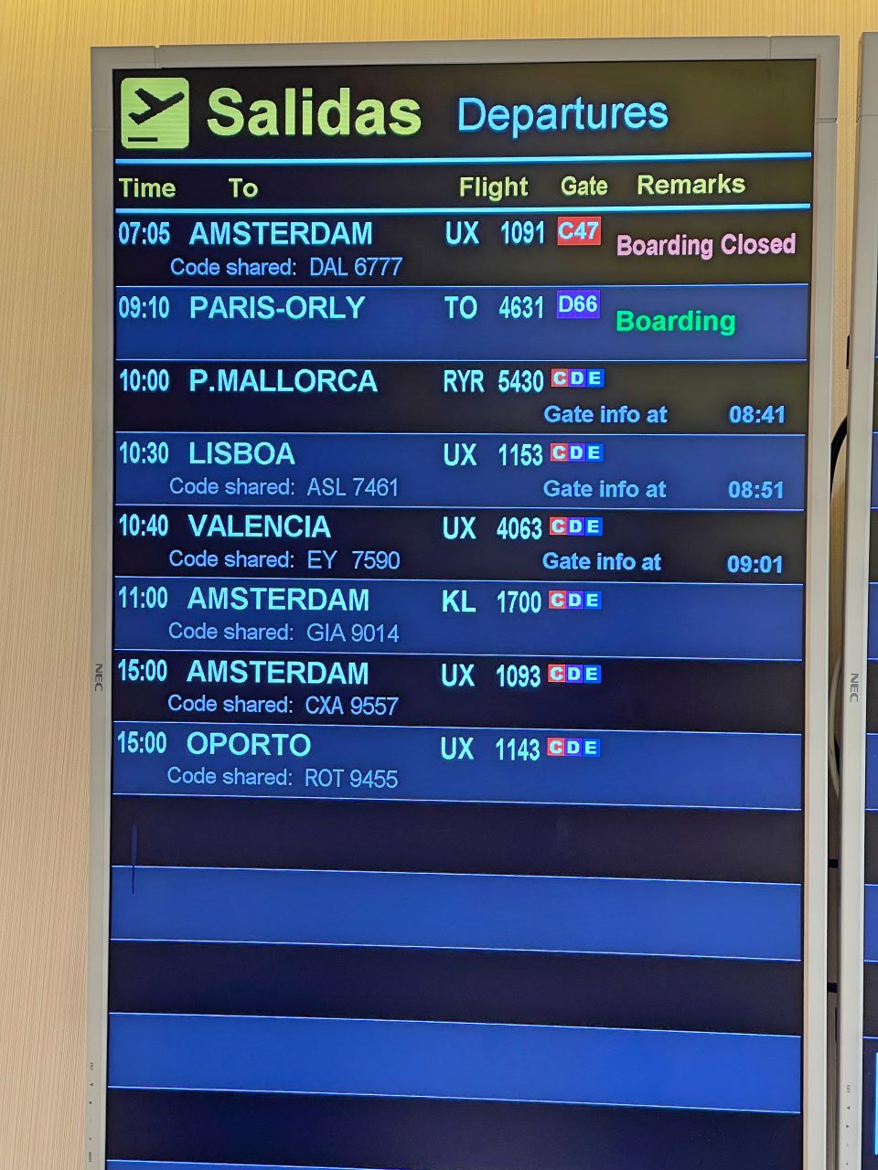 KLM B737-800 Business Class review - 55 minute connection drama ...