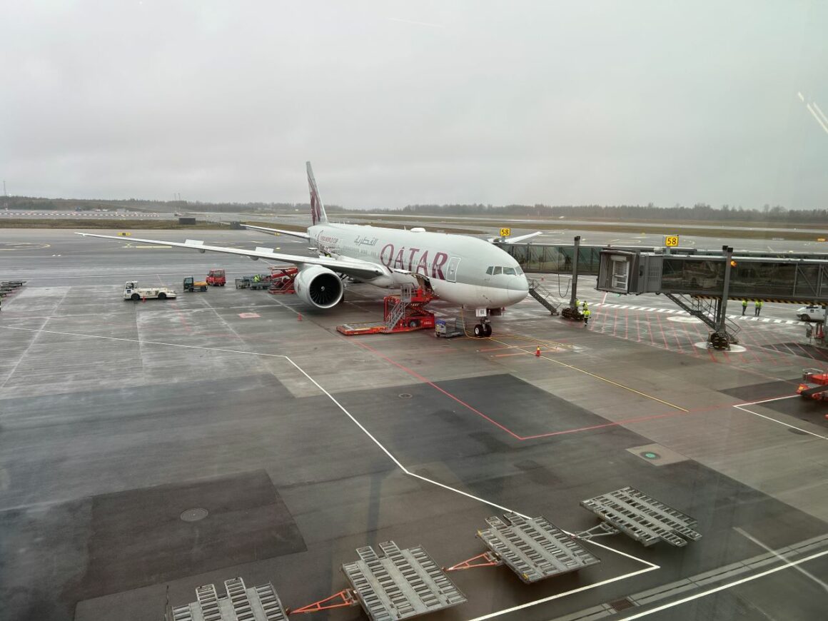 Qatar Airways QSuites B777-200LR business class review - Turning left ...