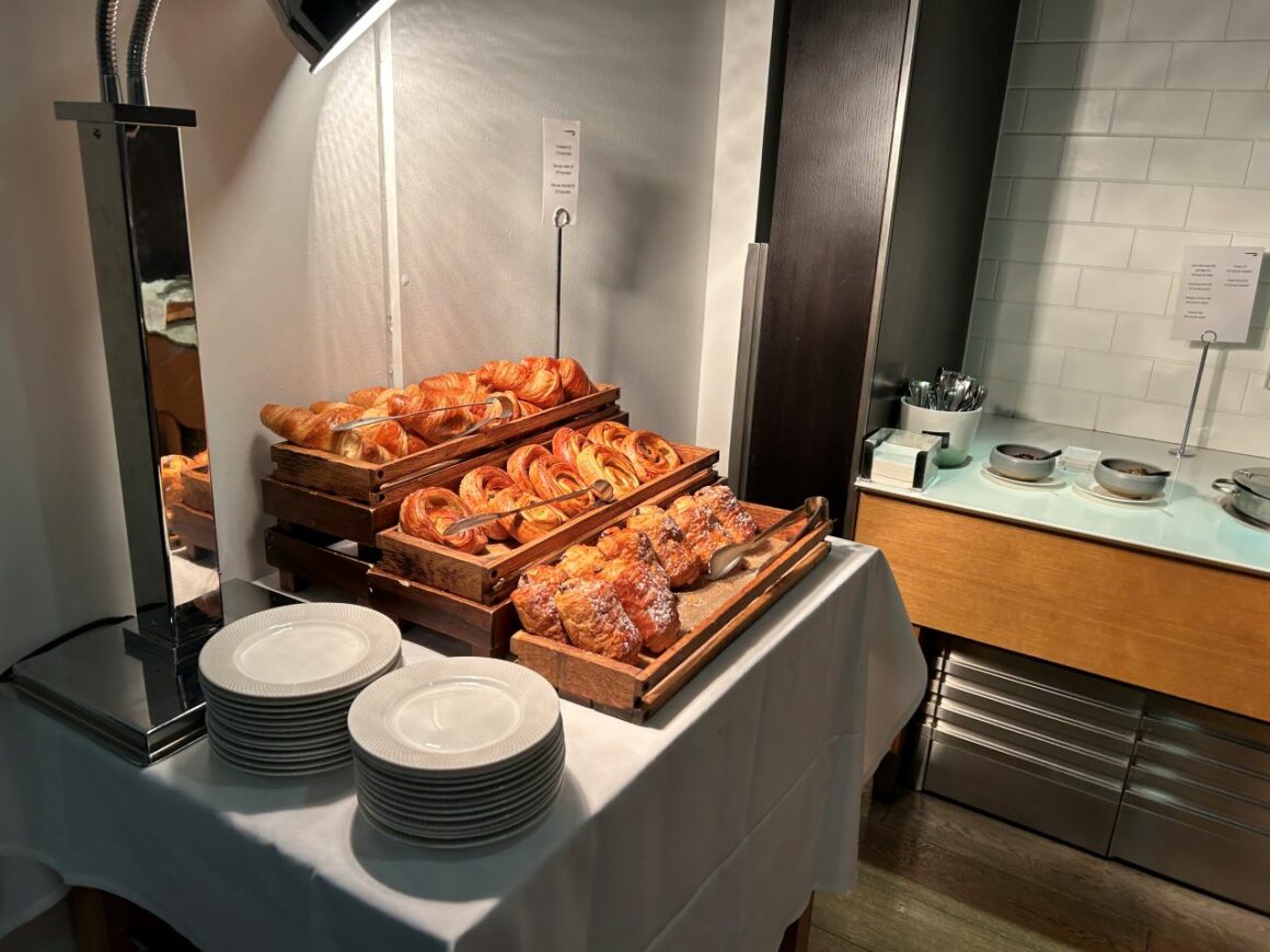 British Airways Heathrow Terminal 3 First Class Lounge - Turning left ...