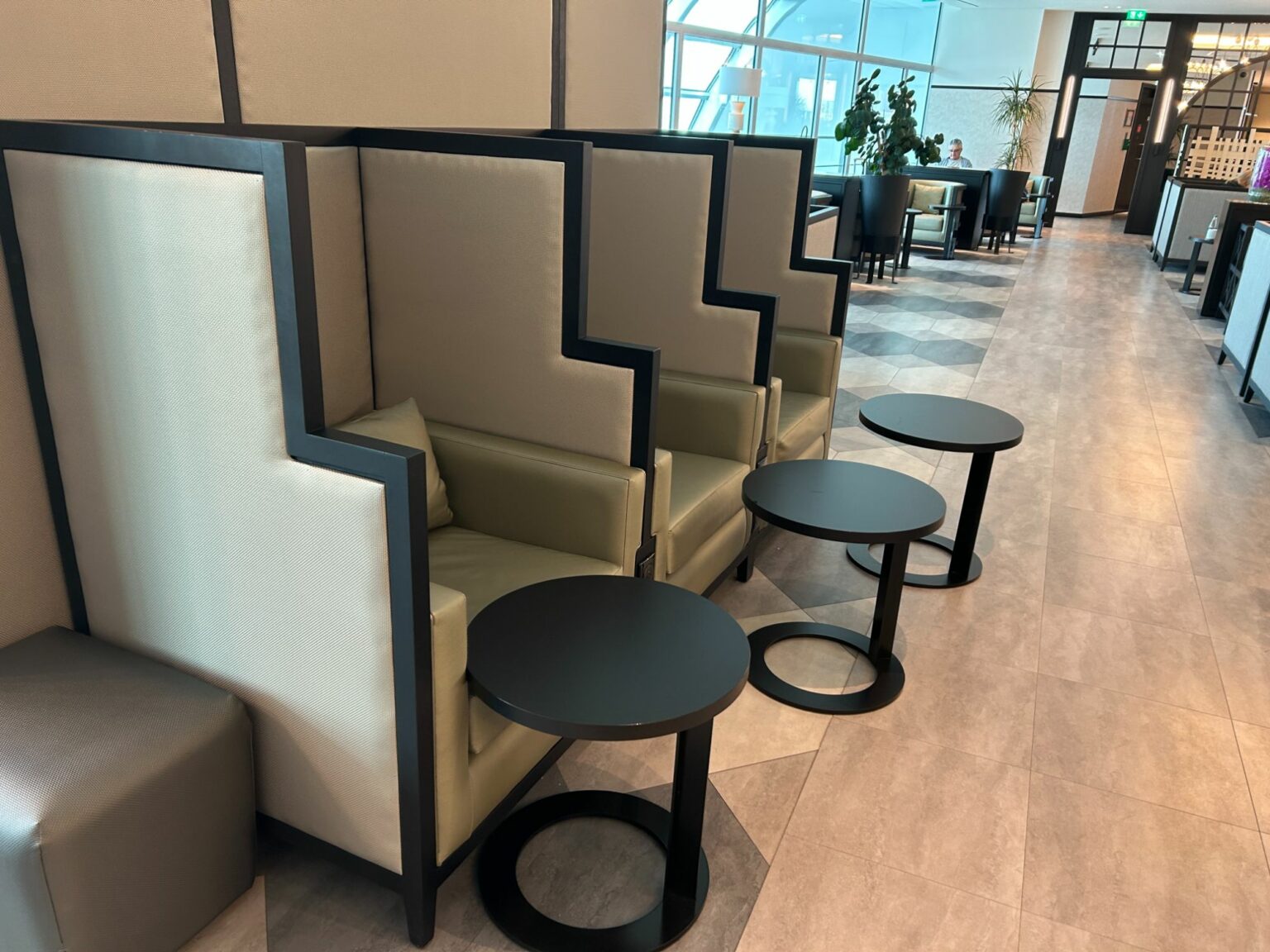 REVIEW: Extime lounge Paris Charles de Gaulle T2BD - British Airways ...