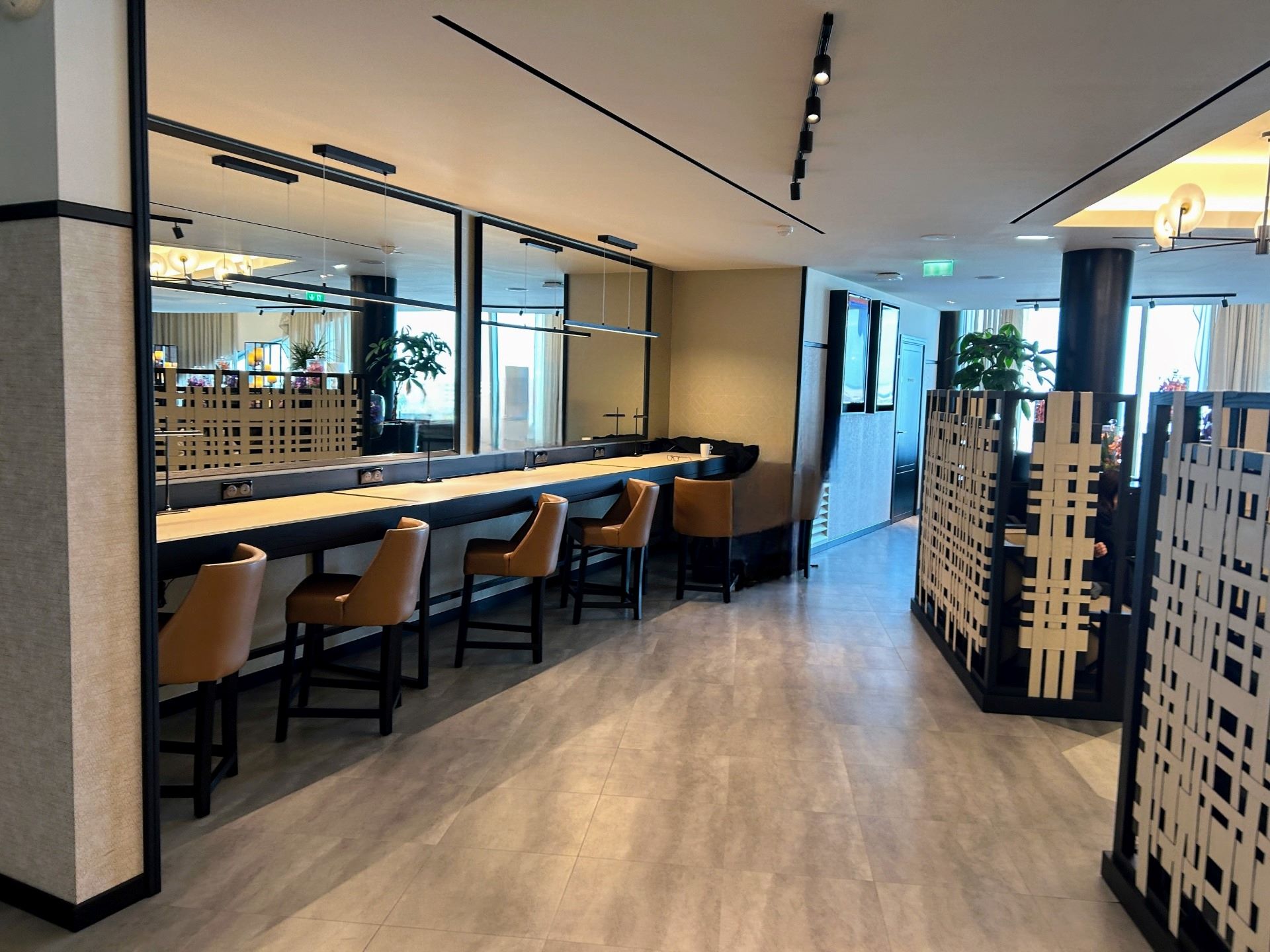 REVIEW: Extime lounge Paris Charles de Gaulle T2BD - British Airways ...
