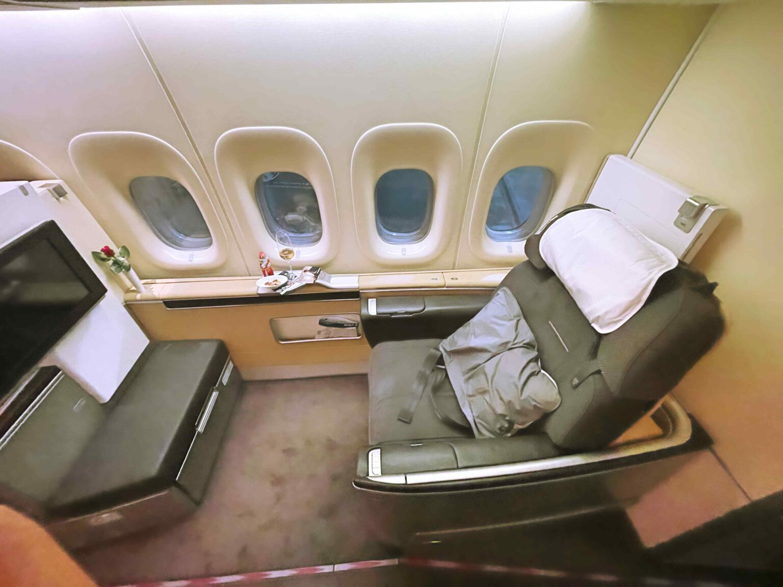 REVIEW: Lufthansa First Class part 2 - onboard the B747-800 - Turning left for less