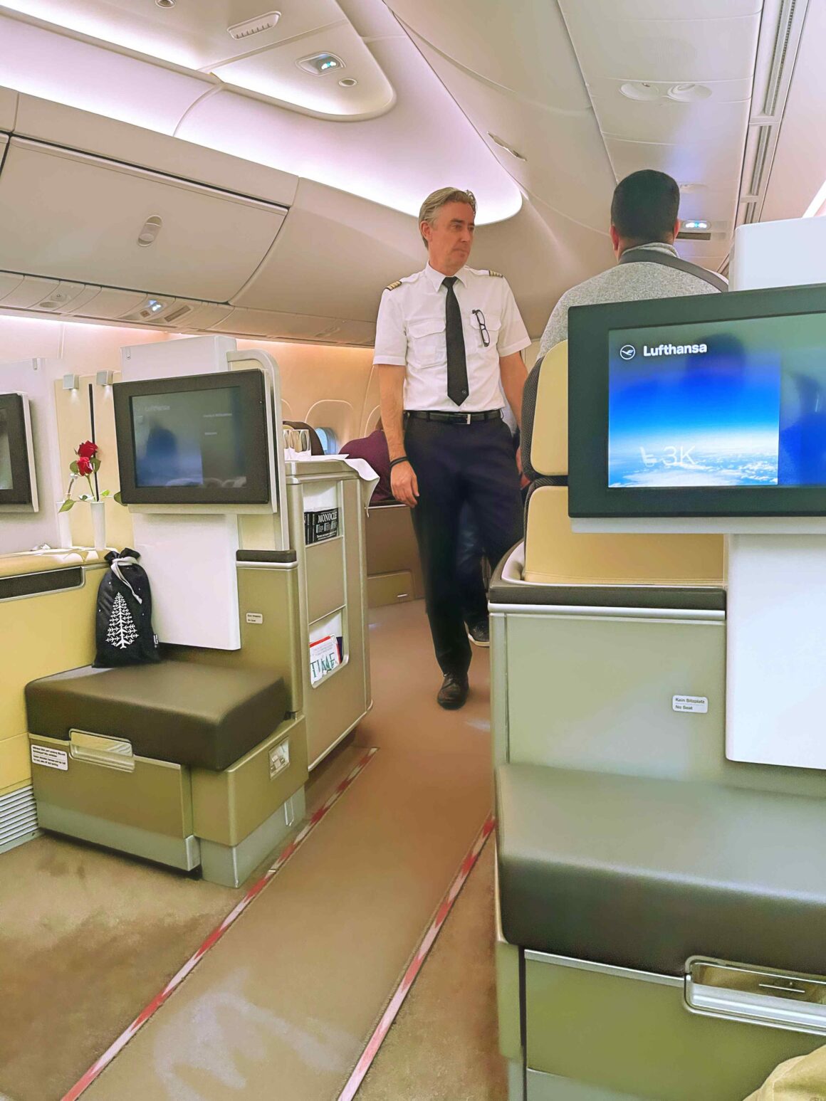 REVIEW: Lufthansa First Class part 2 - onboard the B747-800 - Turning ...