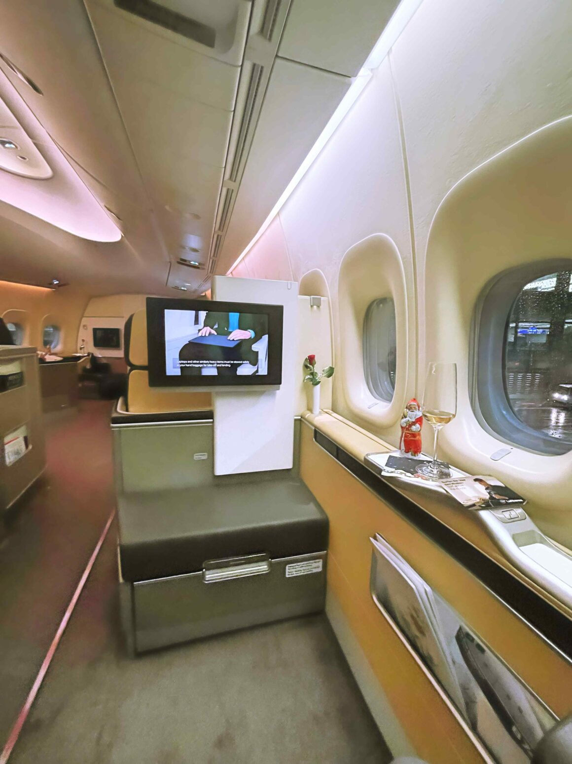 REVIEW: Lufthansa First Class part 2 - onboard the B747-800 - Turning ...