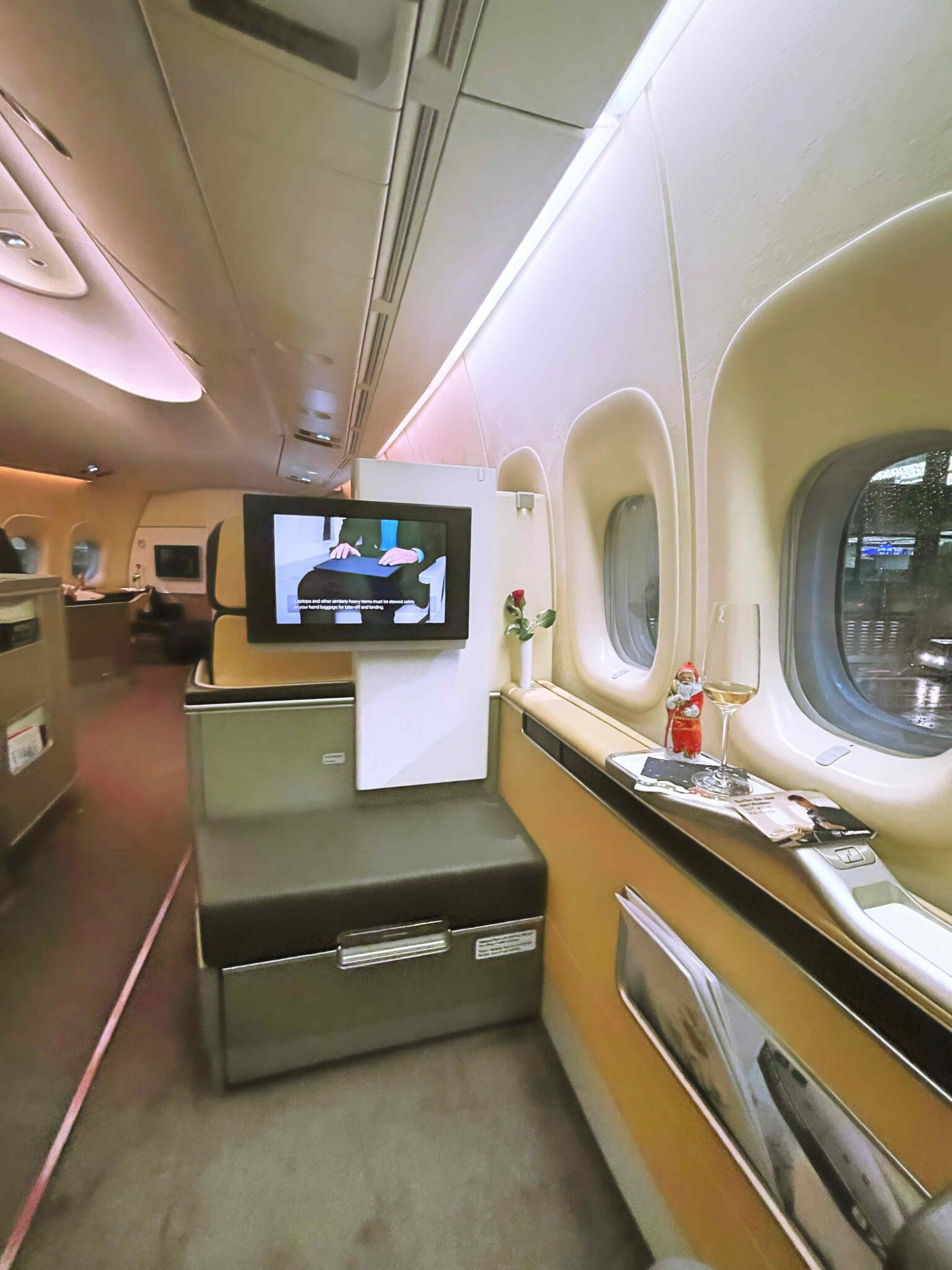 REVIEW: Lufthansa First Class part 2 - onboard the B747-800 - Turning left for less